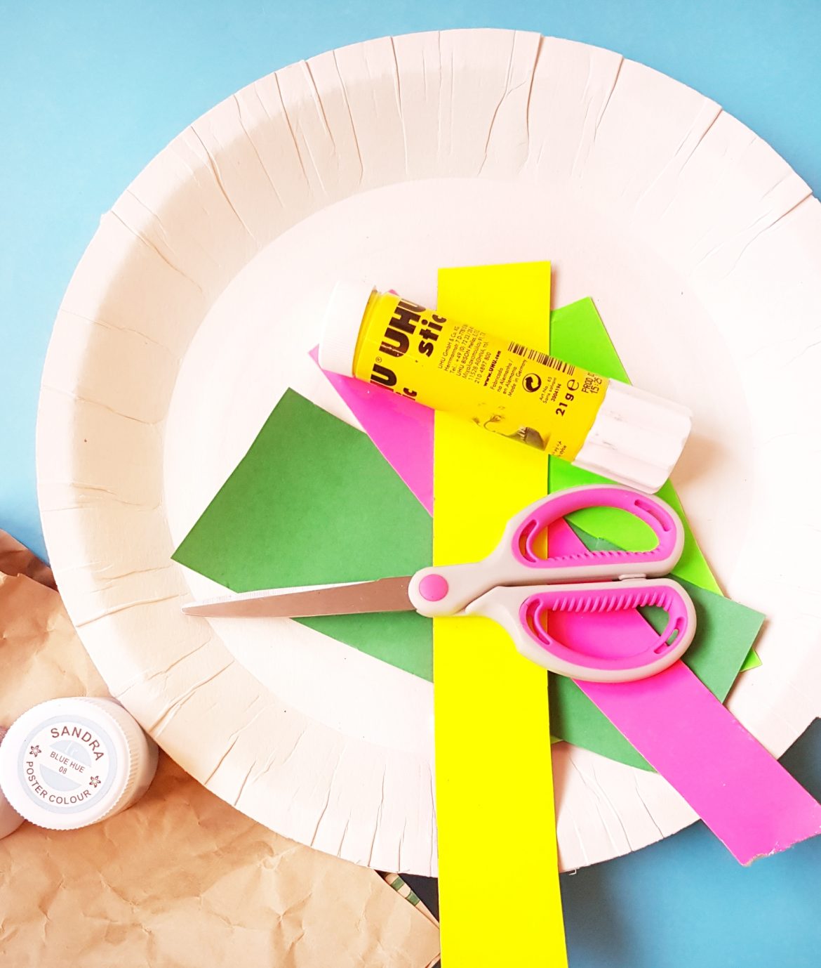 Kindergarten Craft: Paper Plate Fish Aquarium Craft